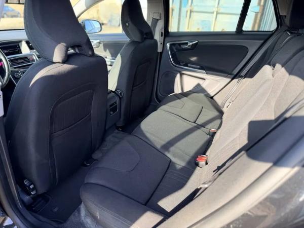 Black Volvo V60 2013 in Riga, with an engine capacity of 2.00 L and mileage of 184 thousand km for 6995 €, photo 6 on AUTOMOTO.COM.LV