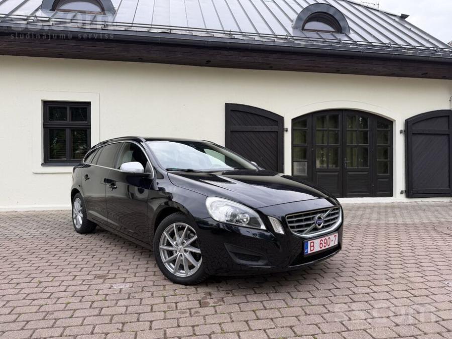Black Volvo V60 2013 in Gulbene, with an engine capacity of 2.40 L and mileage of 275 thousand km for 7990 €, photo 3 on AUTOMOTO.COM.LV