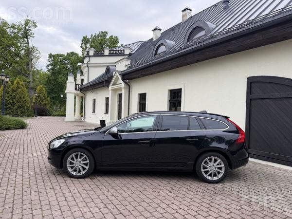 Black Volvo V60 2013 in Gulbene, with an engine capacity of 2.40 L and mileage of 275 thousand km for 7990 €, photo 3 on AUTOMOTO.COM.LV