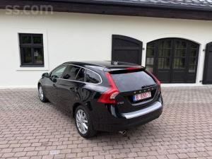 Black Volvo V60 2013 in Gulbene, with an engine capacity of 2.40 L and mileage of 275 thousand km for 7990 €, photo 6 on AUTOMOTO.COM.LV