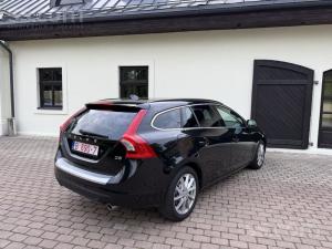 Black Volvo V60 2013 in Gulbene, with an engine capacity of 2.40 L and mileage of 275 thousand km for 7990 €, photo 7 on AUTOMOTO.COM.LV