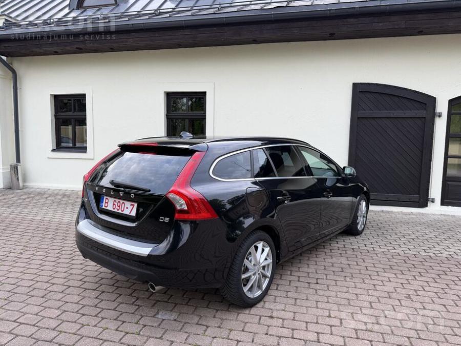 Black Volvo V60 2013 in Gulbene, with an engine capacity of 2.40 L and mileage of 275 thousand km for 7990 €, photo 7 on AUTOMOTO.COM.LV