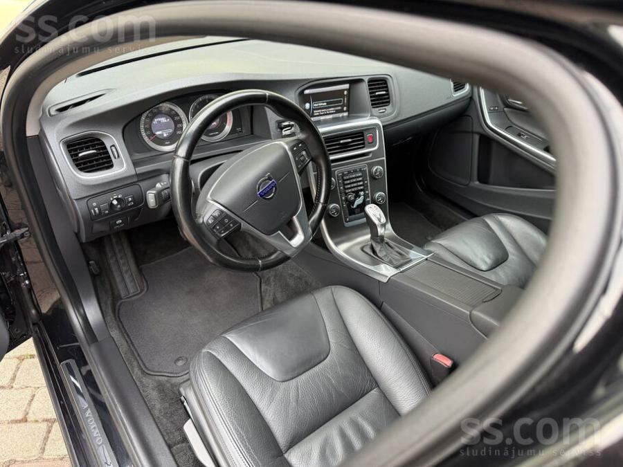 Black Volvo V60 2013 in Gulbene, with an engine capacity of 2.40 L and mileage of 275 thousand km for 7990 €, photo 8 on AUTOMOTO.COM.LV