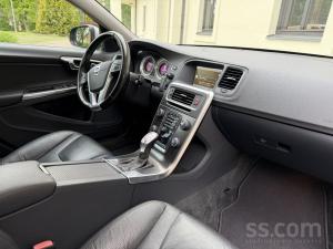 Black Volvo V60 2013 in Gulbene, with an engine capacity of 2.40 L and mileage of 275 thousand km for 7990 €, photo 12 on AUTOMOTO.COM.LV
