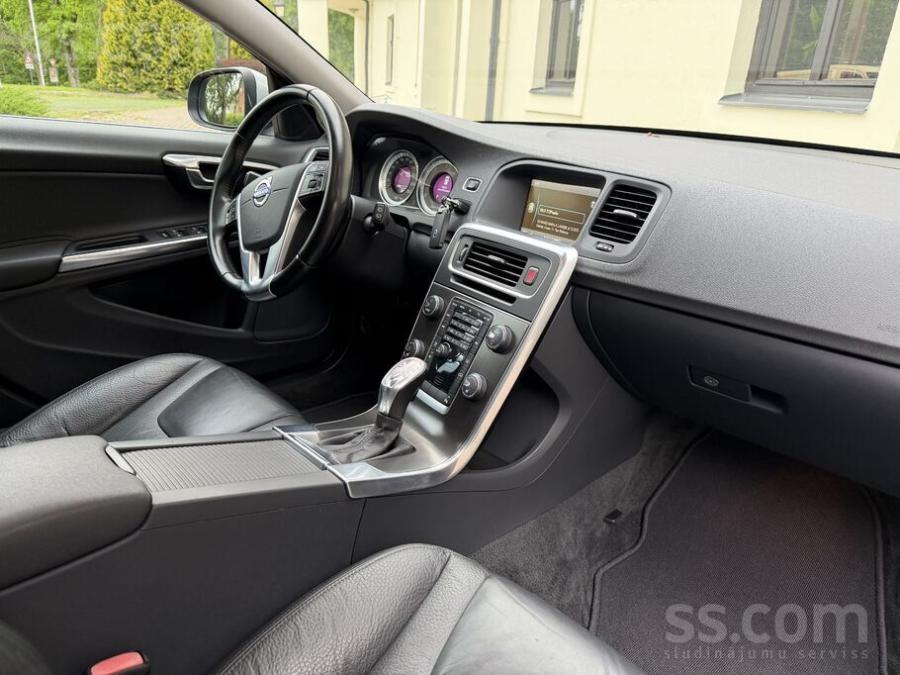 Black Volvo V60 2013 in Gulbene, with an engine capacity of 2.40 L and mileage of 275 thousand km for 7990 €, photo 12 on AUTOMOTO.COM.LV