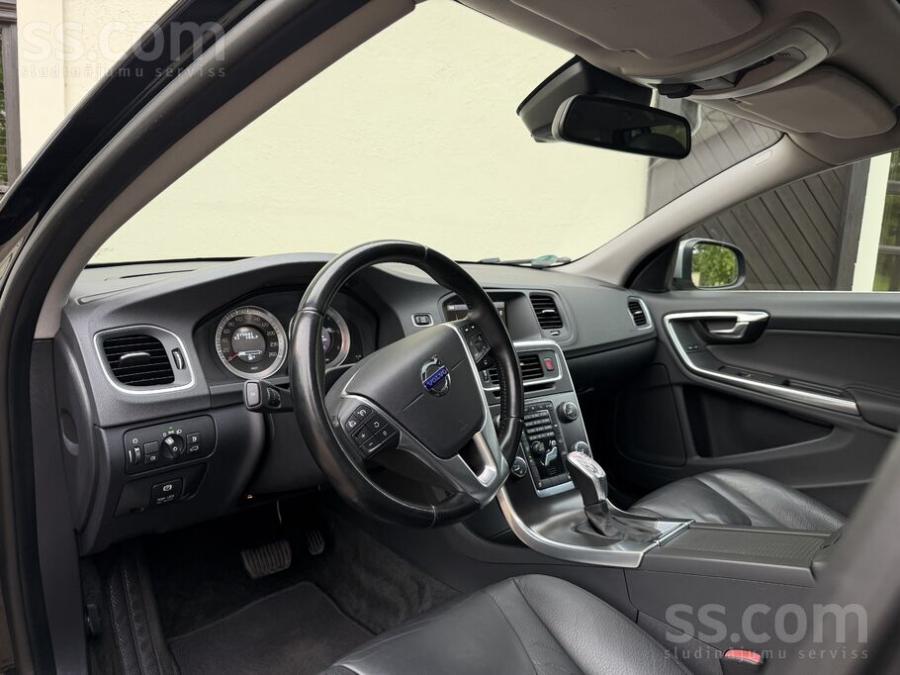Black Volvo V60 2013 in Gulbene, with an engine capacity of 2.40 L and mileage of 275 thousand km for 7990 €, photo 13 on AUTOMOTO.COM.LV