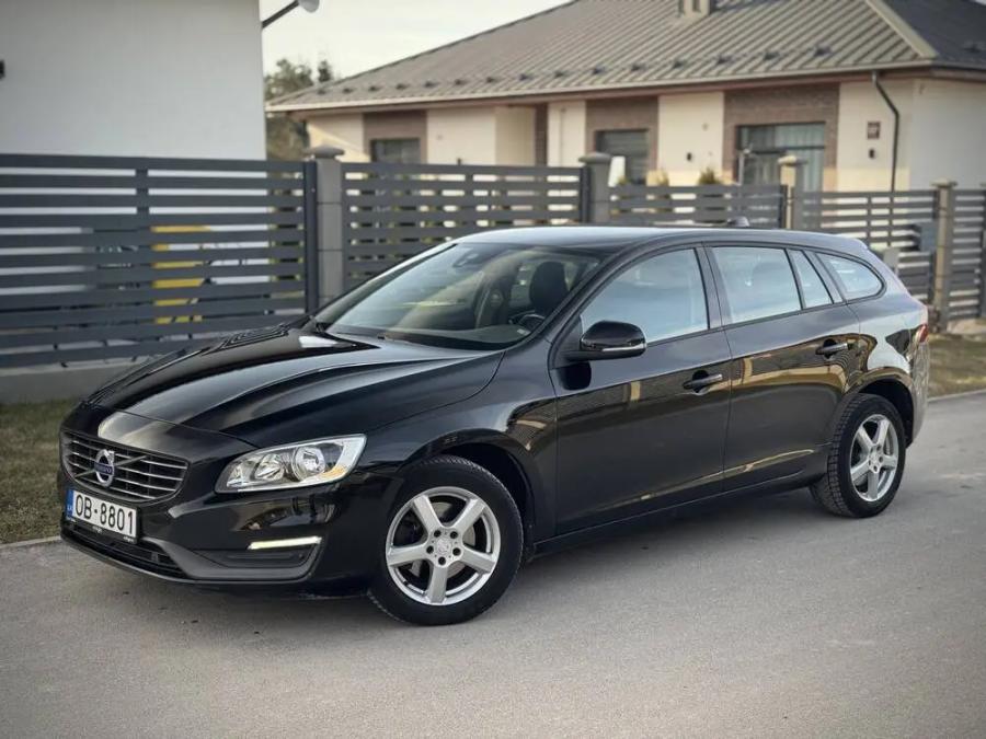 Black Volvo V60 2013 in Jelgava, with an engine capacity of 2.00 L and mileage of 325 thousand km for 5600 €, photo 1 on AUTOMOTO.COM.LV