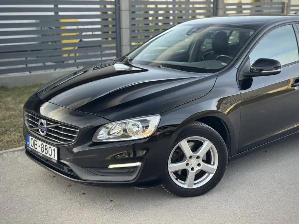 Melns Volvo V60 2013 Jelgava, ar dzinēja tilpumu 2.00 L un nobraukumu 325 tūkst. km par 5600 €, foto 2 vietnē AUTOMOTO.COM.LV