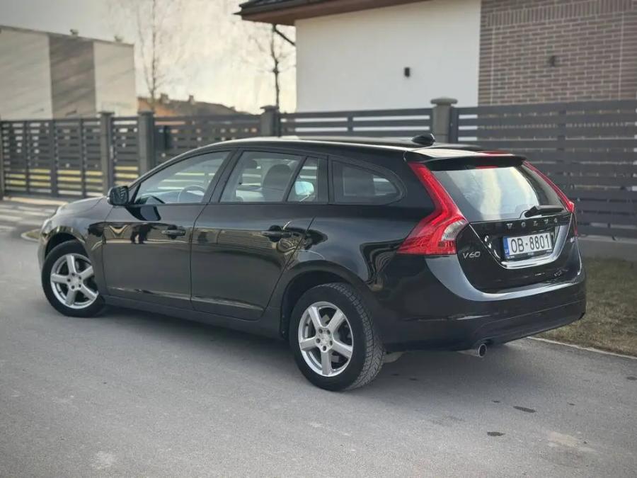 Black Volvo V60 2013 in Jelgava, with an engine capacity of 2.00 L and mileage of 325 thousand km for 5600 €, photo 4 on AUTOMOTO.COM.LV