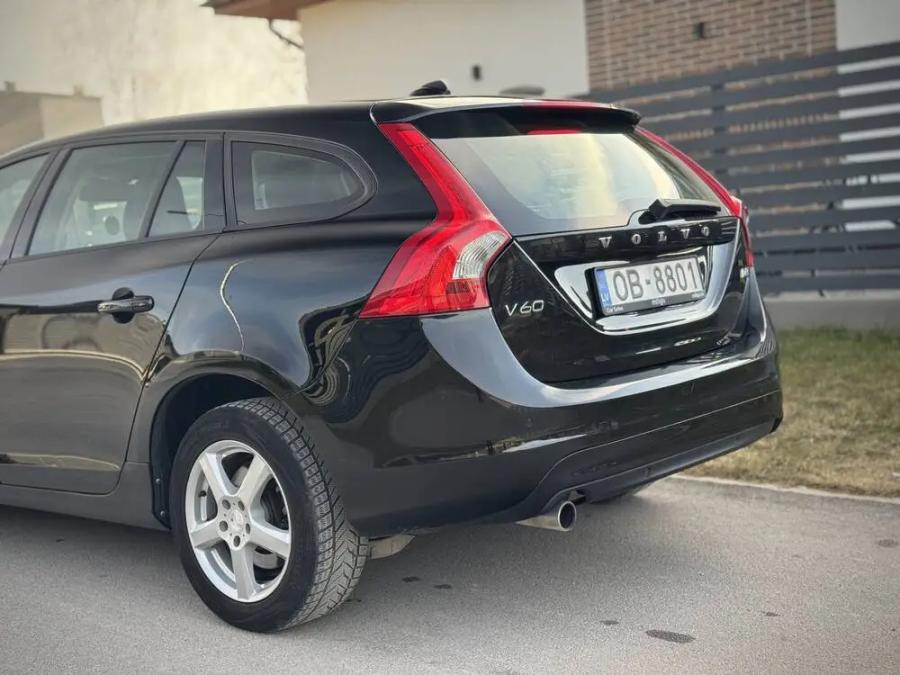 Black Volvo V60 2013 in Jelgava, with an engine capacity of 2.00 L and mileage of 325 thousand km for 5600 €, photo 5 on AUTOMOTO.COM.LV