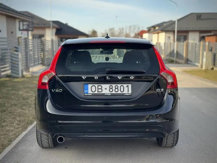 Black Volvo V60 2013 in Jelgava, with an engine capacity of 2.00 L and mileage of 325 thousand km for 5600 €, photo 8 on AUTOMOTO.COM.LV
