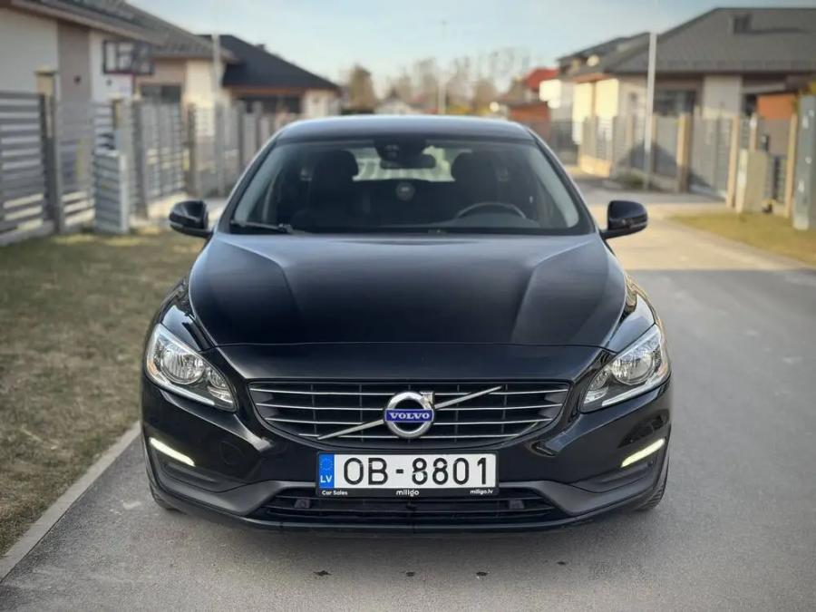 Black Volvo V60 2013 in Jelgava, with an engine capacity of 2.00 L and mileage of 325 thousand km for 5600 €, photo 9 on AUTOMOTO.COM.LV