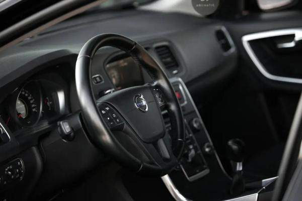 Melns Volvo V60 2013 Jelgava, ar dzinēja tilpumu 2.00 L un nobraukumu 325 tūkst. km par 5600 €, foto 9 vietnē AUTOMOTO.COM.LV