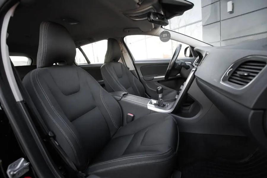 Black Volvo V60 2013 in Jelgava, with an engine capacity of 2.00 L and mileage of 325 thousand km for 5600 €, photo 12 on AUTOMOTO.COM.LV