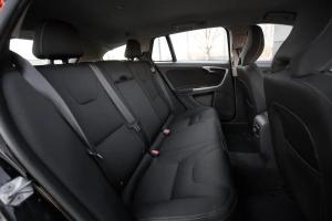Black Volvo V60 2013 in Jelgava, with an engine capacity of 2.00 L and mileage of 325 thousand km for 5600 €, photo 13 on AUTOMOTO.COM.LV