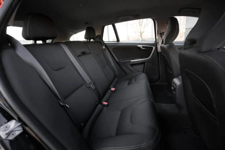 Black Volvo V60 2013 in Jelgava, with an engine capacity of 2.00 L and mileage of 325 thousand km for 5600 €, photo 13 on AUTOMOTO.COM.LV
