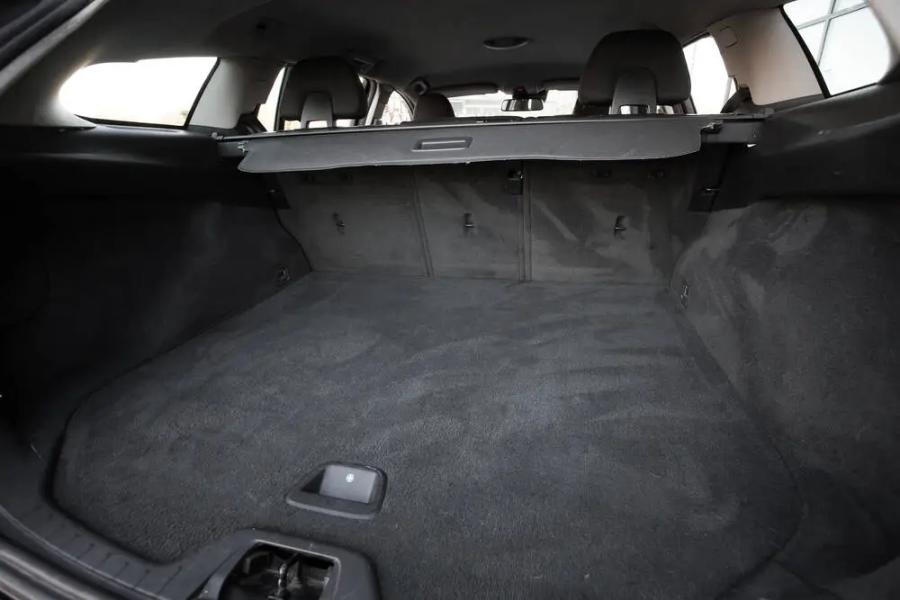 Black Volvo V60 2013 in Jelgava, with an engine capacity of 2.00 L and mileage of 325 thousand km for 5600 €, photo 14 on AUTOMOTO.COM.LV