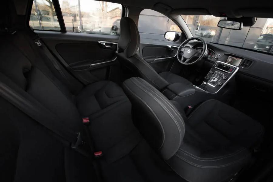 Black Volvo V60 2013 in Jelgava, with an engine capacity of 2.00 L and mileage of 325 thousand km for 5600 €, photo 15 on AUTOMOTO.COM.LV