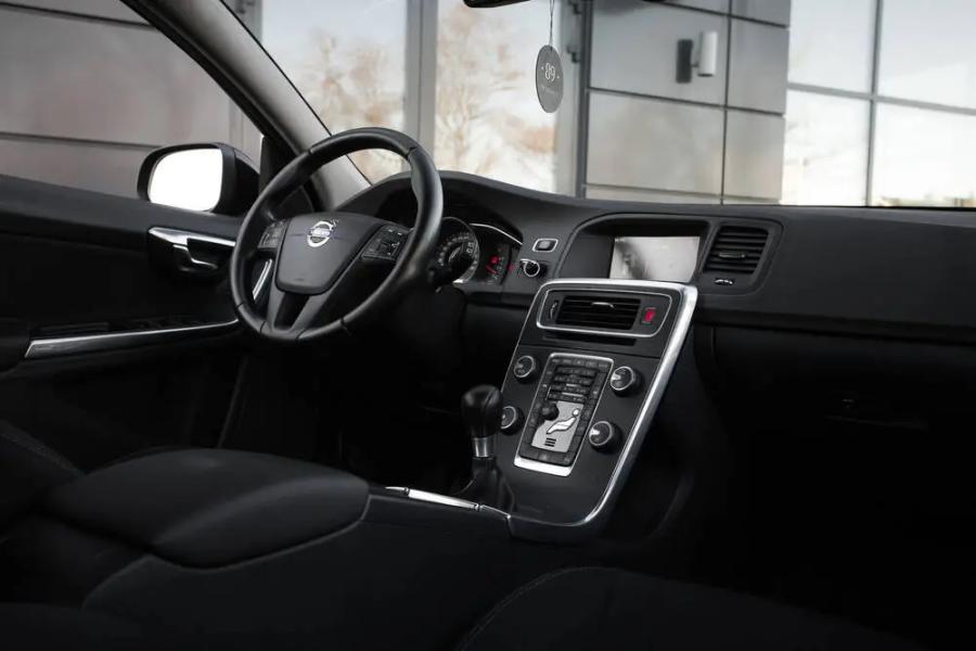 Black Volvo V60 2013 in Jelgava, with an engine capacity of 2.00 L and mileage of 325 thousand km for 5600 €, photo 17 on AUTOMOTO.COM.LV