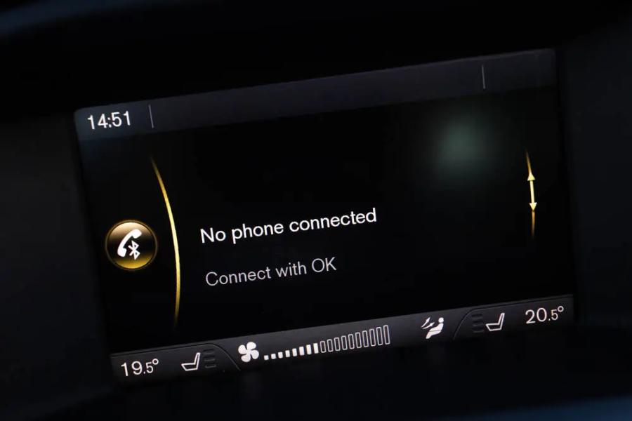 Black Volvo V60 2013 in Jelgava, with an engine capacity of 2.00 L and mileage of 325 thousand km for 5600 €, photo 20 on AUTOMOTO.COM.LV