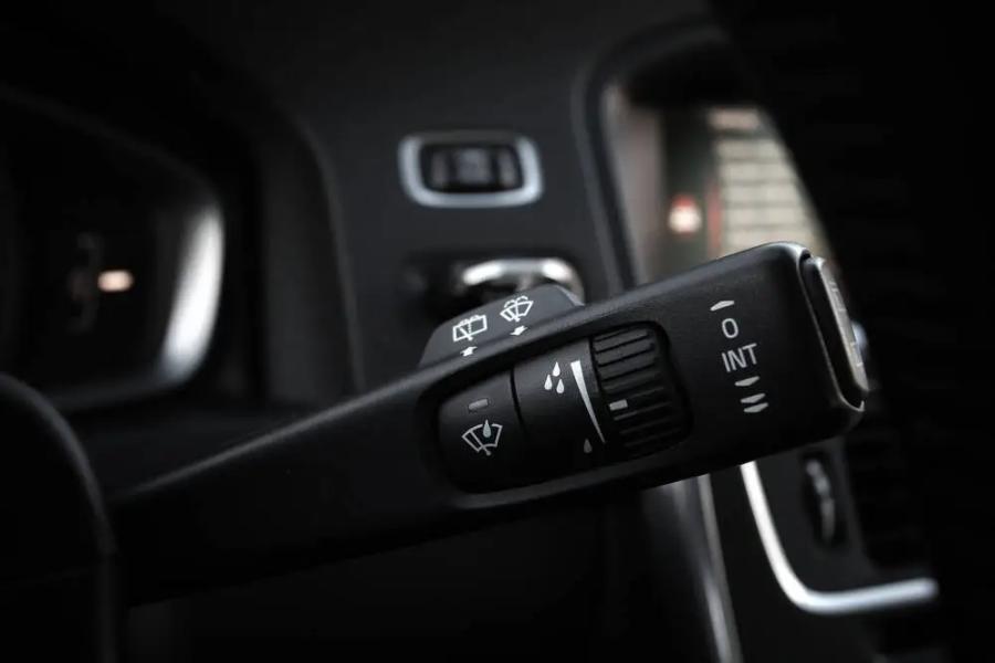 Black Volvo V60 2013 in Jelgava, with an engine capacity of 2.00 L and mileage of 325 thousand km for 5600 €, photo 24 on AUTOMOTO.COM.LV