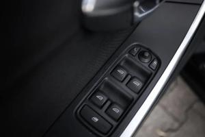 Black Volvo V60 2013 in Jelgava, with an engine capacity of 2.00 L and mileage of 325 thousand km for 5600 €, photo 25 on AUTOMOTO.COM.LV