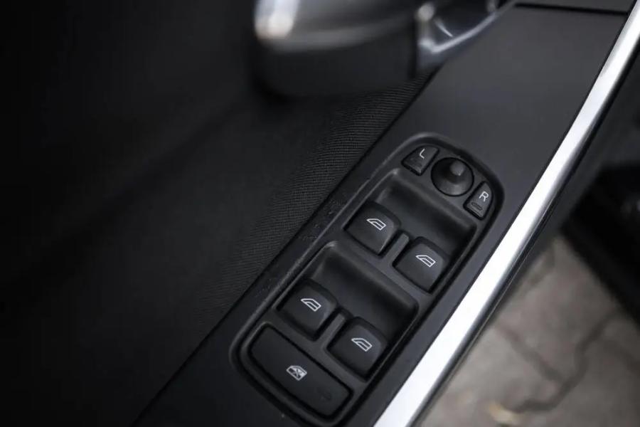Black Volvo V60 2013 in Jelgava, with an engine capacity of 2.00 L and mileage of 325 thousand km for 5600 €, photo 25 on AUTOMOTO.COM.LV