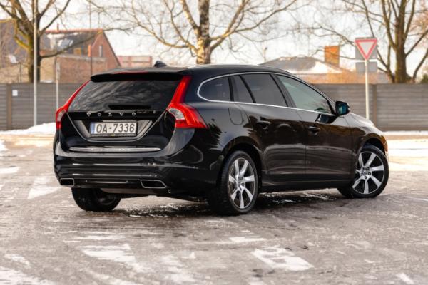 Black Volvo V60 2013 in Riga, with an engine capacity of 2.40 L and mileage of 238 thousand km for 10900 €, photo 5 on AUTOMOTO.COM.LV