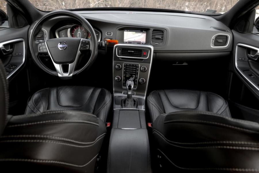 Melns Volvo V60 2013 Rīga, ar dzinēja tilpumu 2.40 L un nobraukumu 238 tūkst. km par 10900 €, foto 13 vietnē AUTOMOTO.COM.LV