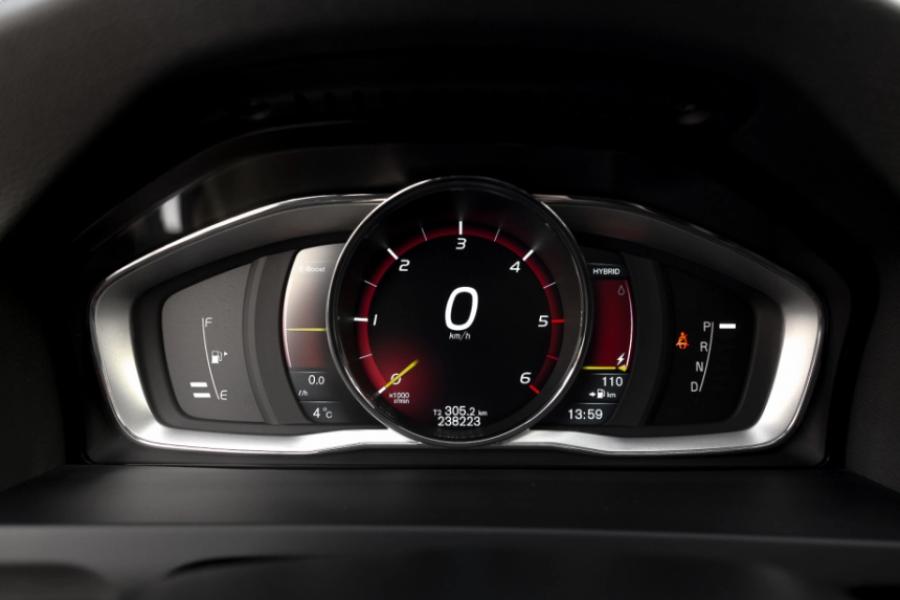 Melns Volvo V60 2013 Rīga, ar dzinēja tilpumu 2.40 L un nobraukumu 238 tūkst. km par 10900 €, foto 18 vietnē AUTOMOTO.COM.LV