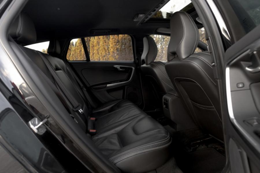 Melns Volvo V60 2013 Rīga, ar dzinēja tilpumu 2.40 L un nobraukumu 238 tūkst. km par 10900 €, foto 25 vietnē AUTOMOTO.COM.LV