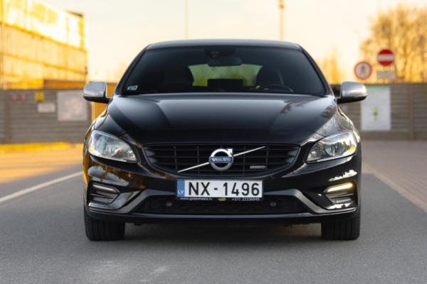 Black Volvo V60 2013 in Riga, with an engine capacity of 2.00 L and mileage of 254 thousand km for 10900 €, photo 3 on AUTOMOTO.COM.LV