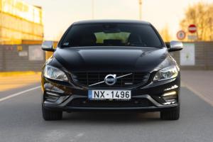 Black Volvo V60 2013 in Riga, with an engine capacity of 2.00 L and mileage of 254 thousand km for 10900 €, photo 4 on AUTOMOTO.COM.LV