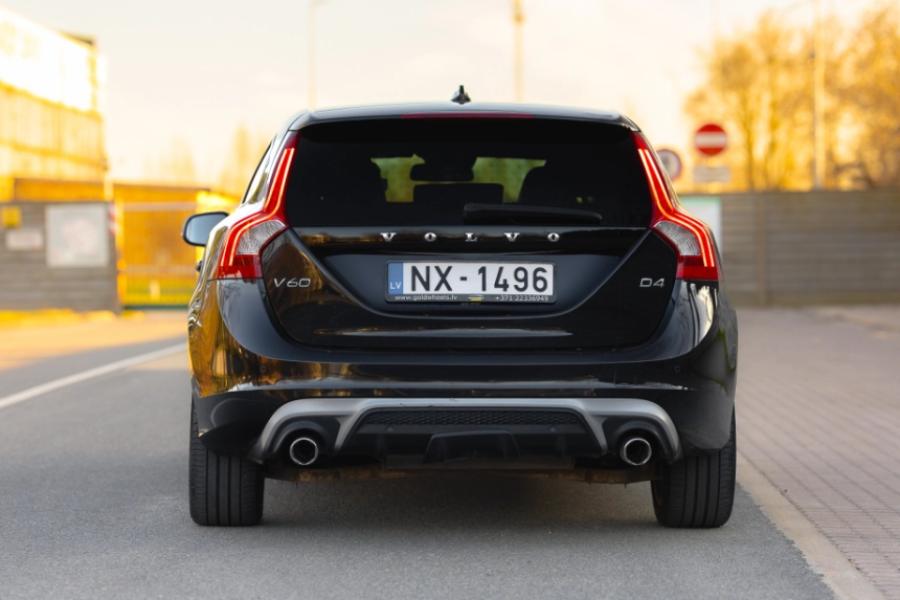 Black Volvo V60 2013 in Riga, with an engine capacity of 2.00 L and mileage of 254 thousand km for 10900 €, photo 5 on AUTOMOTO.COM.LV