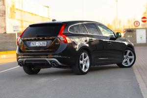 Black Volvo V60 2013 in Riga, with an engine capacity of 2.00 L and mileage of 254 thousand km for 10900 €, photo 6 on AUTOMOTO.COM.LV