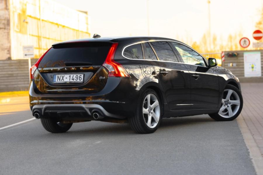 Black Volvo V60 2013 in Riga, with an engine capacity of 2.00 L and mileage of 254 thousand km for 10900 €, photo 6 on AUTOMOTO.COM.LV