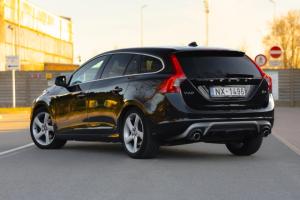 Black Volvo V60 2013 in Riga, with an engine capacity of 2.00 L and mileage of 254 thousand km for 10900 €, photo 7 on AUTOMOTO.COM.LV