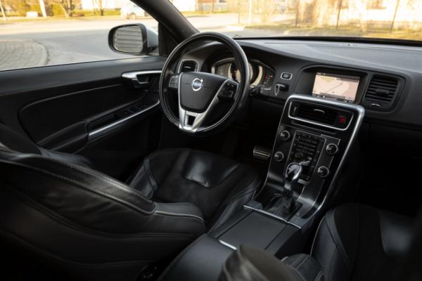 Black Volvo V60 2013 in Riga, with an engine capacity of 2.00 L and mileage of 254 thousand km for 10900 €, photo 7 on AUTOMOTO.COM.LV