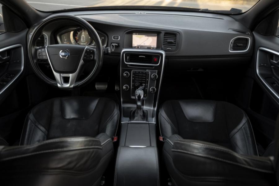 Black Volvo V60 2013 in Riga, with an engine capacity of 2.00 L and mileage of 254 thousand km for 10900 €, photo 10 on AUTOMOTO.COM.LV