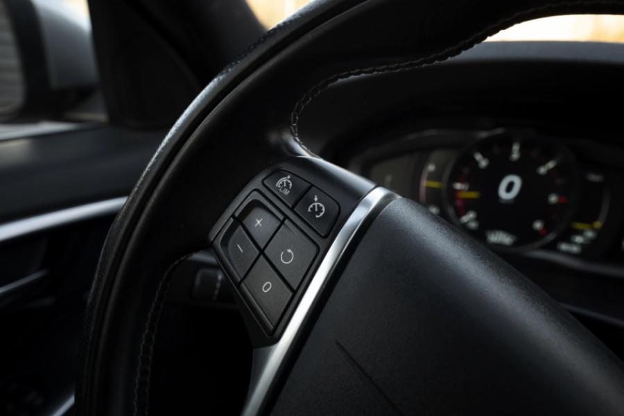 Black Volvo V60 2013 in Riga, with an engine capacity of 2.00 L and mileage of 254 thousand km for 10900 €, photo 13 on AUTOMOTO.COM.LV