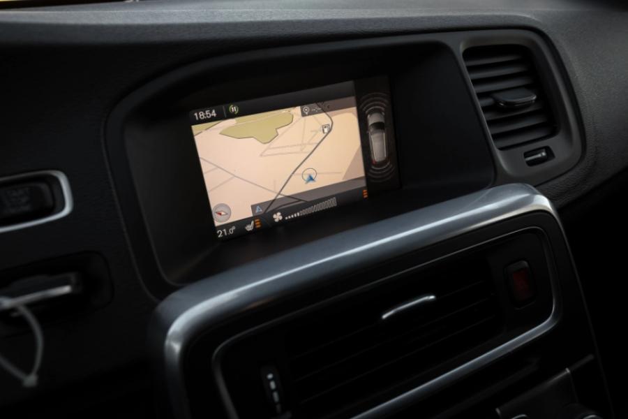 Black Volvo V60 2013 in Riga, with an engine capacity of 2.00 L and mileage of 254 thousand km for 10900 €, photo 15 on AUTOMOTO.COM.LV