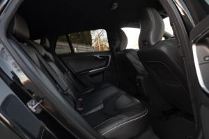 Black Volvo V60 2013 in Riga, with an engine capacity of 2.00 L and mileage of 254 thousand km for 10900 €, photo 17 on AUTOMOTO.COM.LV