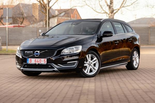 Black Volvo V60 2013 in Riga, with an engine capacity of 2.40 L and mileage of 255 thousand km for 10900 €, photo 1 on AUTOMOTO.COM.LV