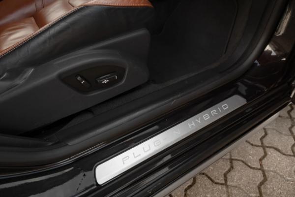 Black Volvo V60 2013 in Riga, with an engine capacity of 2.40 L and mileage of 255 thousand km for 10900 €, photo 7 on AUTOMOTO.COM.LV