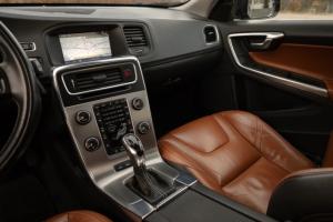 Black Volvo V60 2013 in Riga, with an engine capacity of 2.40 L and mileage of 255 thousand km for 10900 €, photo 13 on AUTOMOTO.COM.LV