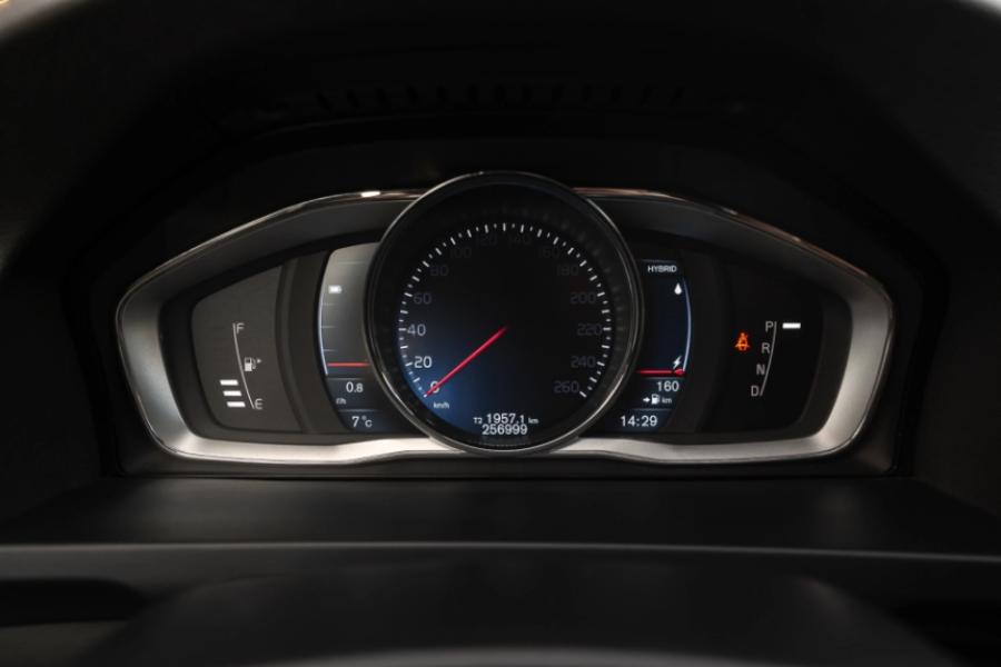 Black Volvo V60 2013 in Riga, with an engine capacity of 2.40 L and mileage of 255 thousand km for 10900 €, photo 14 on AUTOMOTO.COM.LV