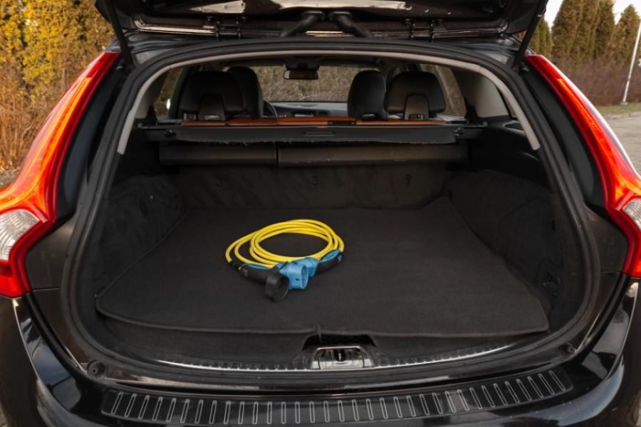 Black Volvo V60 2013 in Riga, with an engine capacity of 2.40 L and mileage of 255 thousand km for 10900 €, photo 24 on AUTOMOTO.COM.LV