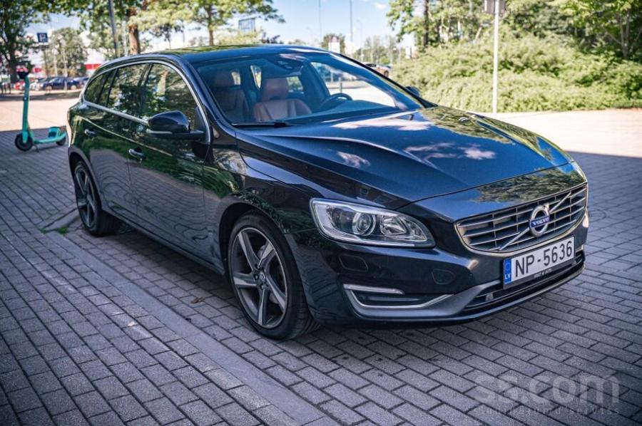 Black Volvo V60 2013 in Riga, with an engine capacity of 1.60 L and mileage of 303 thousand km for 4590 €, photo 4 on AUTOMOTO.COM.LV