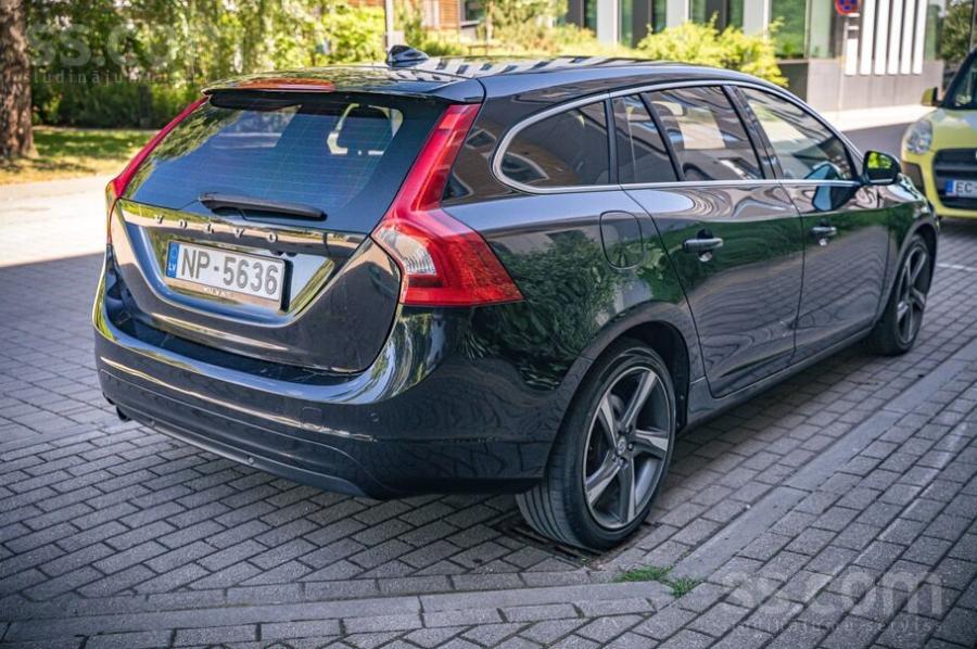 Black Volvo V60 2013 in Riga, with an engine capacity of 1.60 L and mileage of 303 thousand km for 4590 €, photo 5 on AUTOMOTO.COM.LV