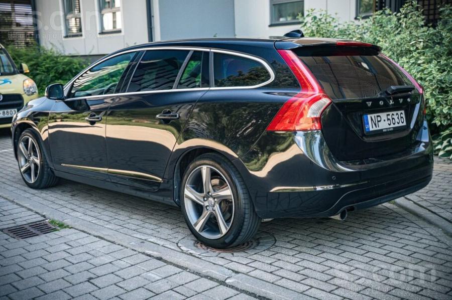 Black Volvo V60 2013 in Riga, with an engine capacity of 1.60 L and mileage of 303 thousand km for 4590 €, photo 7 on AUTOMOTO.COM.LV